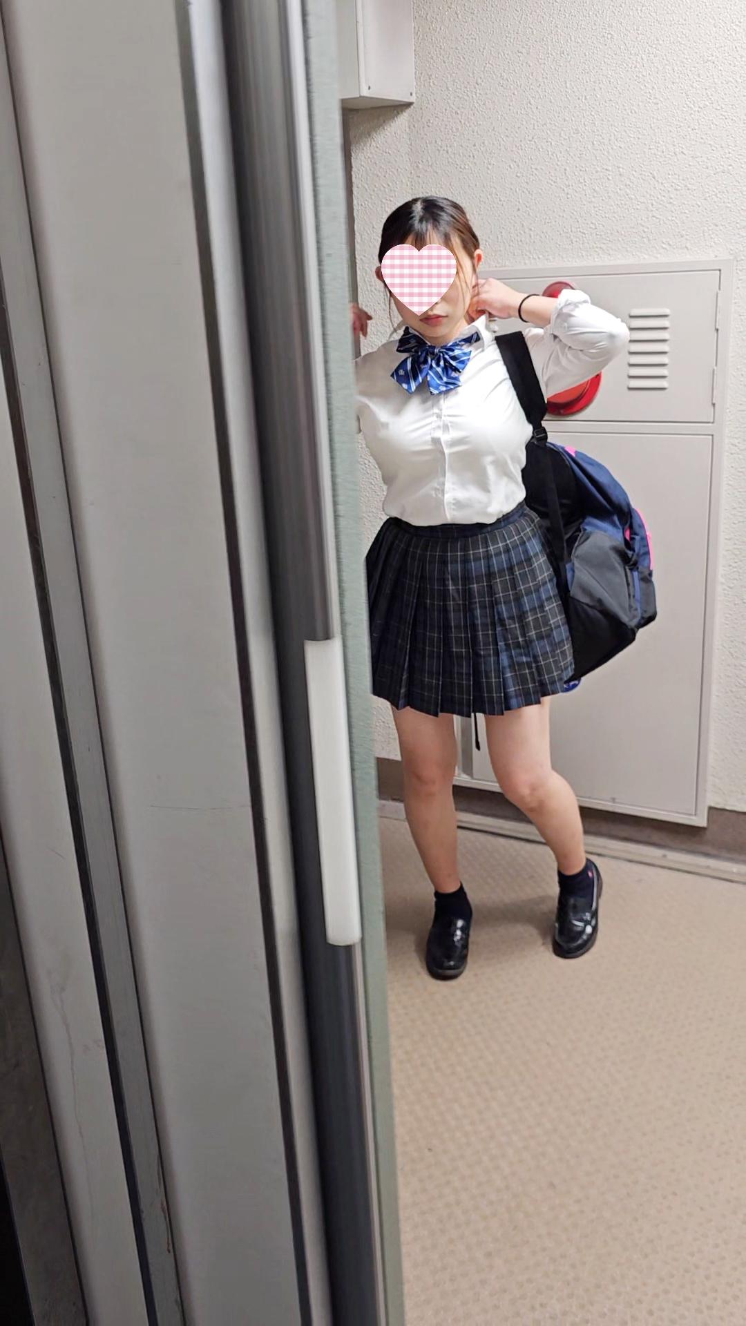 めっかわ美巨乳JKがリュックでスカート捲れてフロントお披露目！特典映像（期間限定）の美巨乳は必見です！ - JP UPSKIRT CLUB