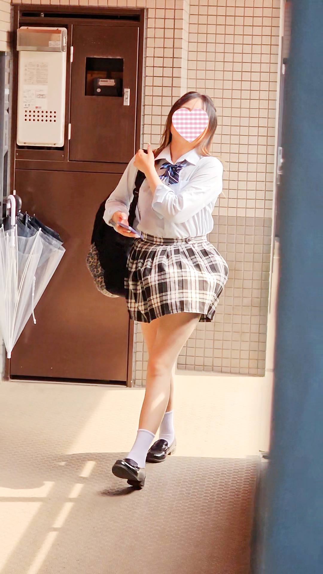 リュックにひっかかってフロント全開JK！ - JP UPSKIRT CLUB