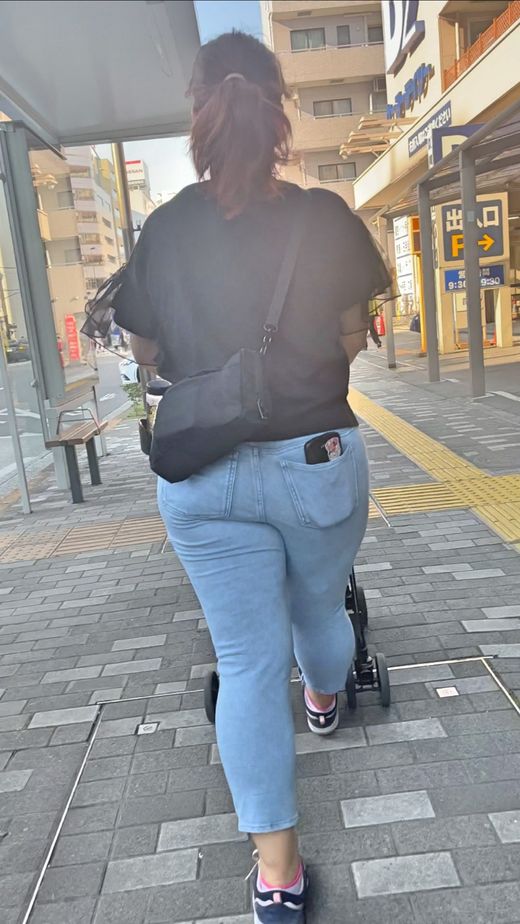 日本代表級の安産型アメリカンサイズ爆尻で男を誘惑！ 下品なバイオレンスボディ 奥様編 - JP UPSKIRT CLUB